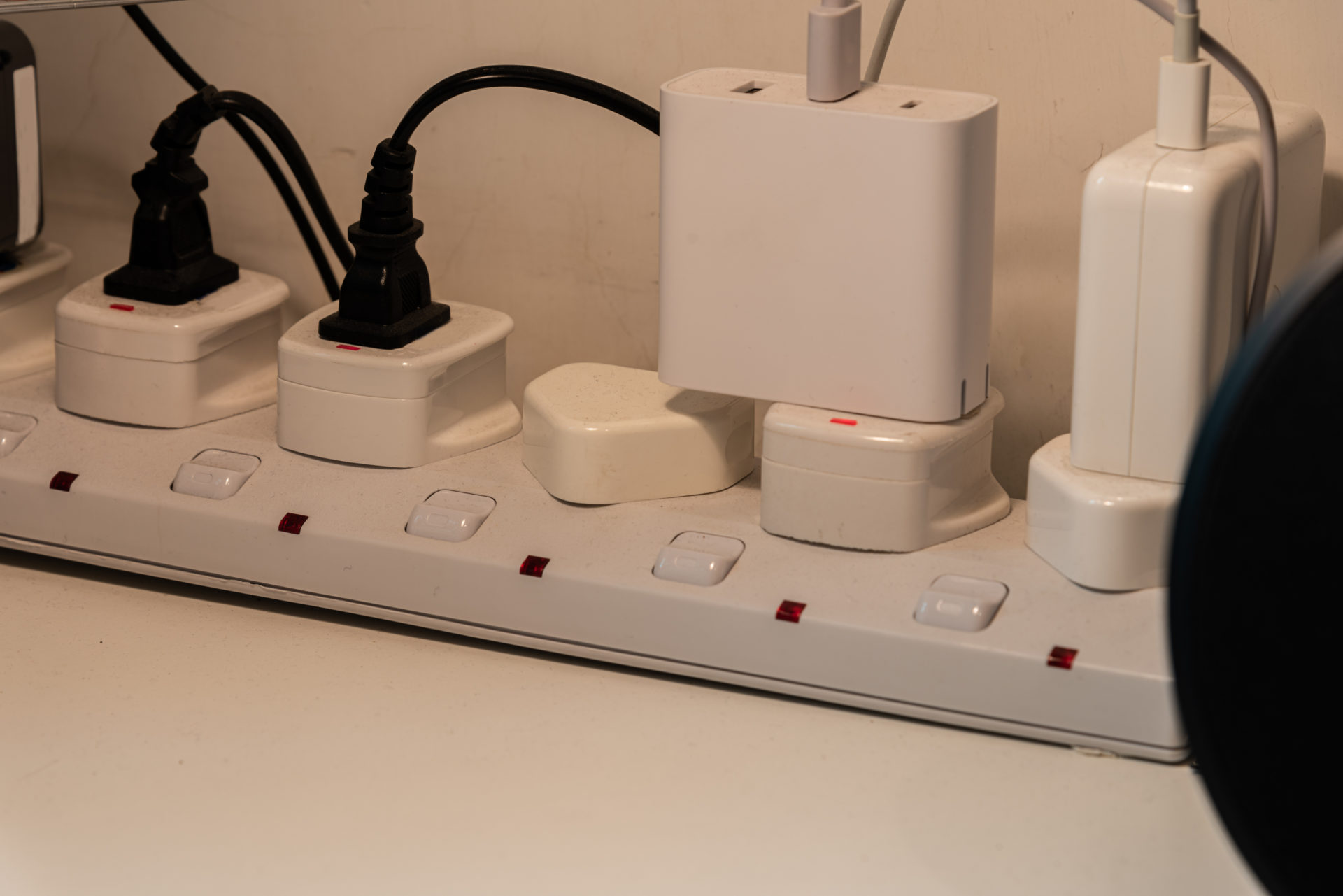 Power strip, full in use, extension block, multi-socket - 有線寬頻 i-CABLE